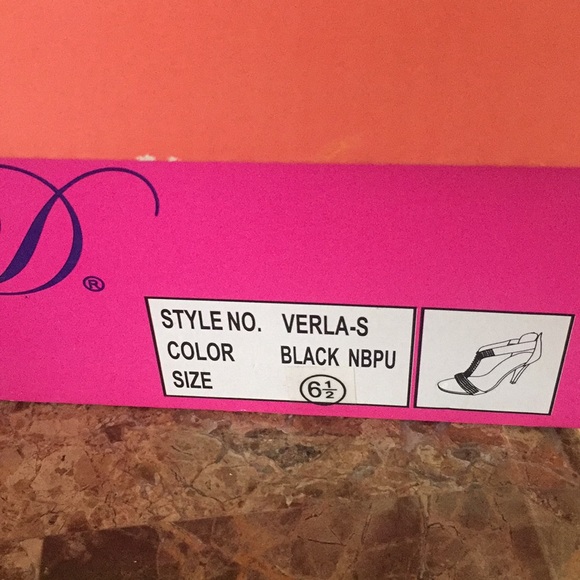 Delicious | Shoes | New Black And Gold Sandals | Poshmark